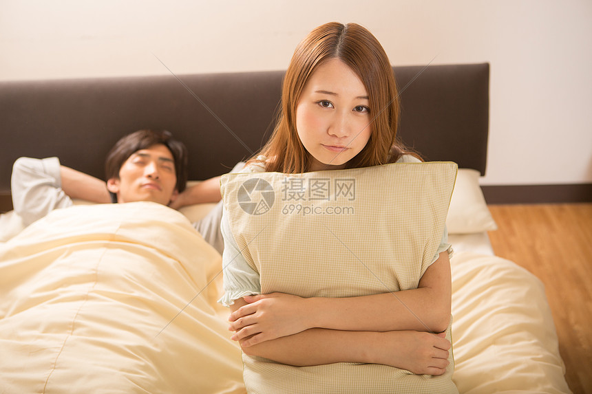 坐在床上失眠睡不着的女性高清图片下载 正版图片502005938 摄图网