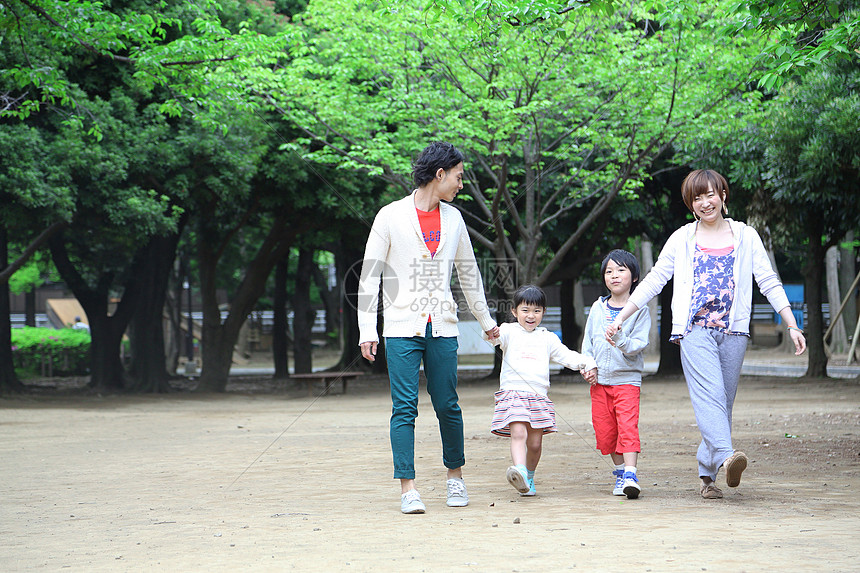 一家四口在户外散步高清图片下载-正版图片502008127-摄图网