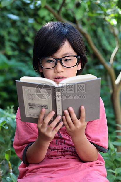 室外看书的小男孩高清图片下载-正版图片502009924-摄图网
