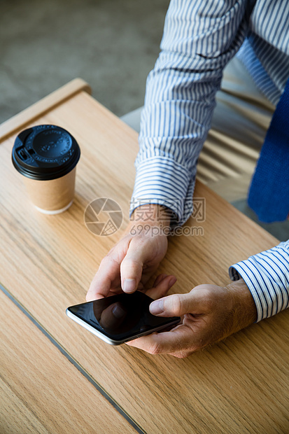 咖啡店玩手机特写高清图片下载-正版图片502010008-摄图网
