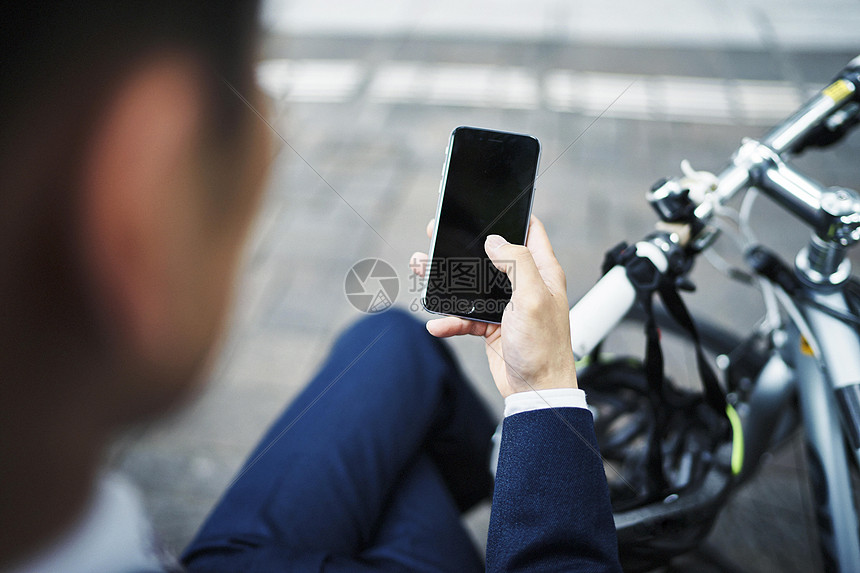 看手机的男士高清图片下载-正版图片502040126-摄图网