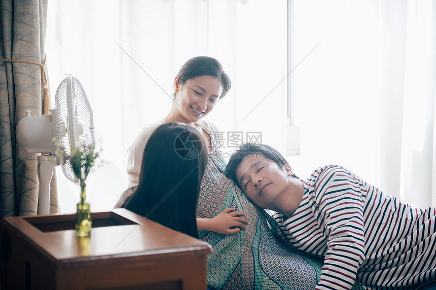 怀孕的二胎幸福家庭高清图片下载-正版图片502044449-摄图网