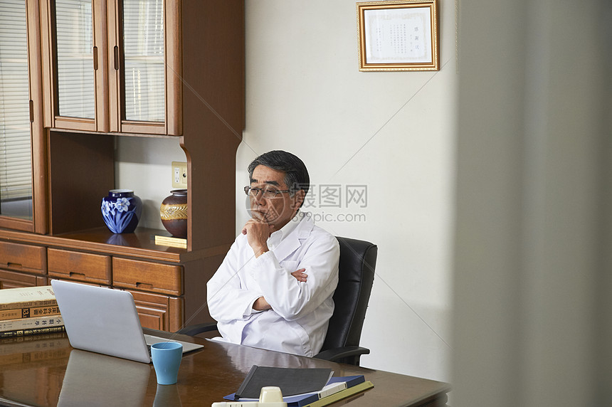 医院主任办公形象高清图片下载-正版图片502047983-摄图网