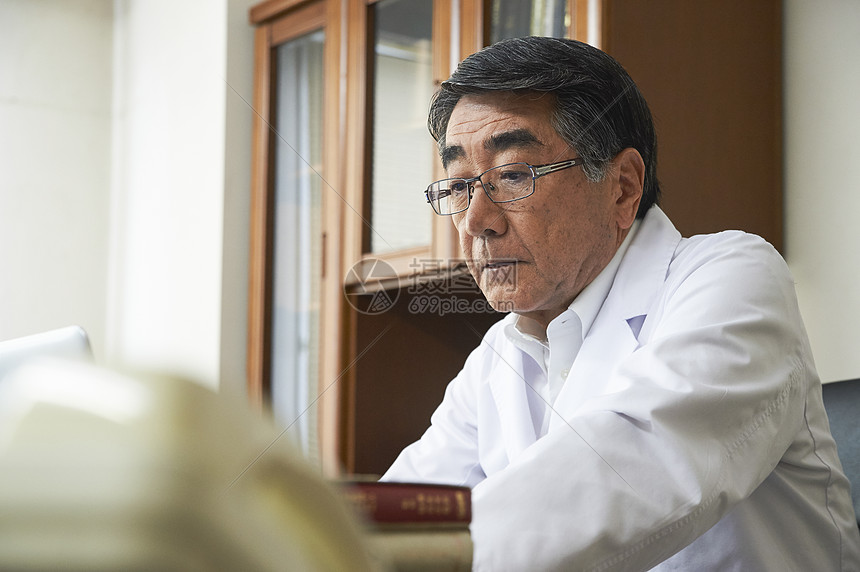 医院主任工作形象高清图片下载-正版图片502047996-摄图网