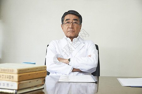 坐在办公室内的医院主任高清图片下载-正版图片502048034-摄图网