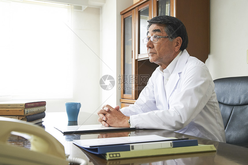 坐在办公室内的医院主任高清图片下载-正版图片502048022-摄图网