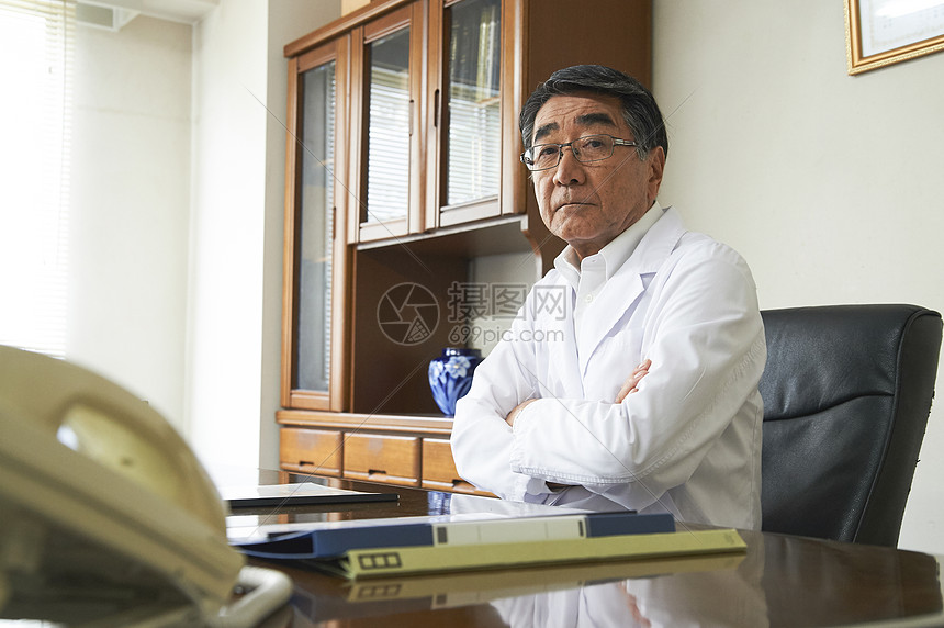 坐在办公室内的医院主任高清图片下载-正版图片502048034-摄图网