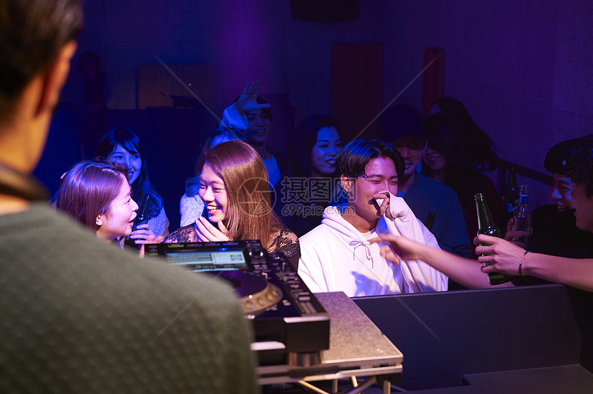 室内俱乐部现场高清图片下载-正版图片502079648-摄图网