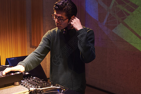 聚会男dj高清图片下载-正版图片502079683-摄图网