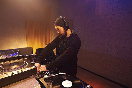 派对俱乐部大胡子dj高清图片下载-正版图片502081500-摄图网