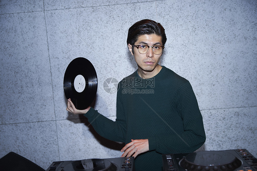 livehouse嘻哈酷男dj形象高清图片下载-正版图片502079788-摄图网
