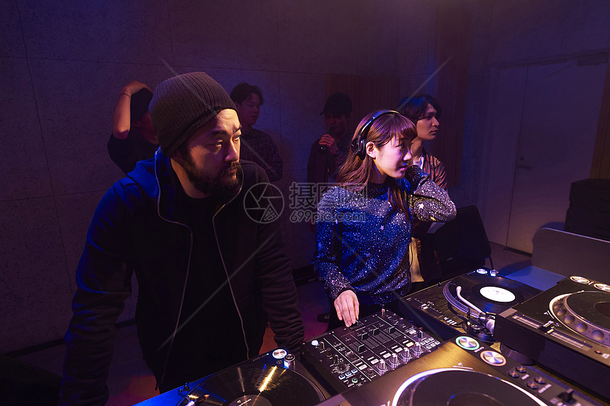 室内俱乐部现场高清图片下载-正版图片502081398-摄图网