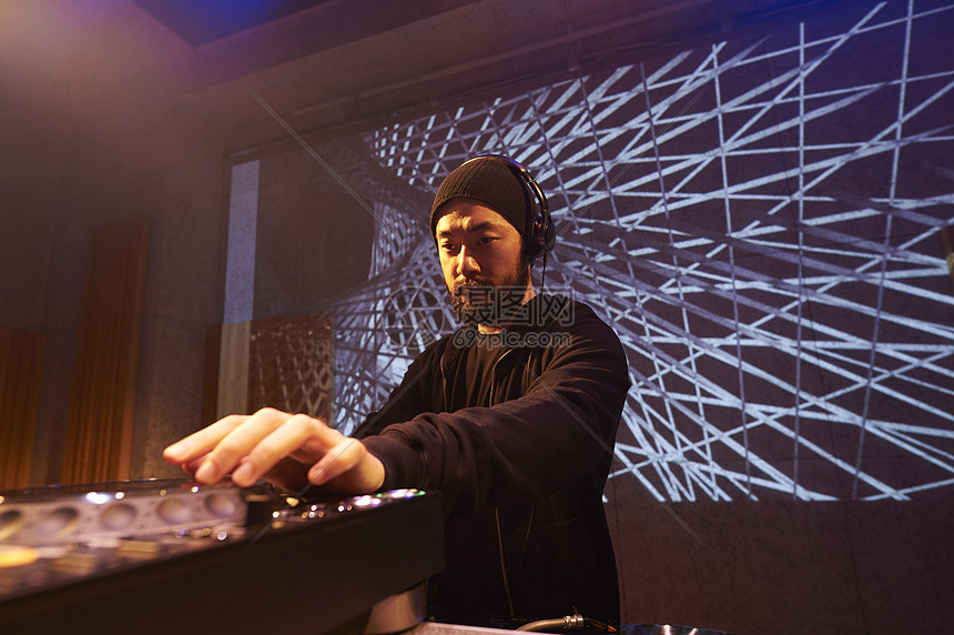 派对俱乐部男dj高清图片下载-正版图片502081404-摄图网