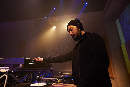 livehouse嘻哈酷男dj形象高清图片下载-正版图片502079881-摄图网