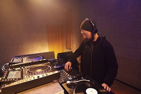 酒吧打碟的dj高清图片下载-正版图片502079635-摄图网