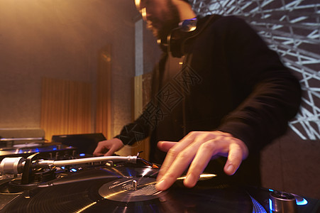 派对俱乐部大胡子dj高清图片下载-正版图片502081533-摄图网