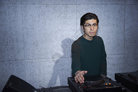 livehouse嘻哈酷男dj形象高清图片下载-正版图片502079870-摄图网