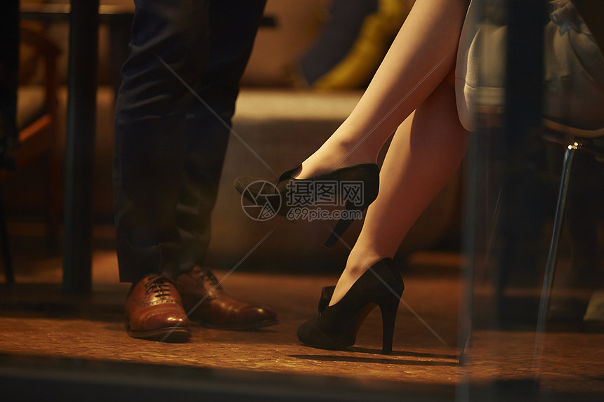 男性与女性的脚部特写高清图片下载 正版图片502087701 摄图网