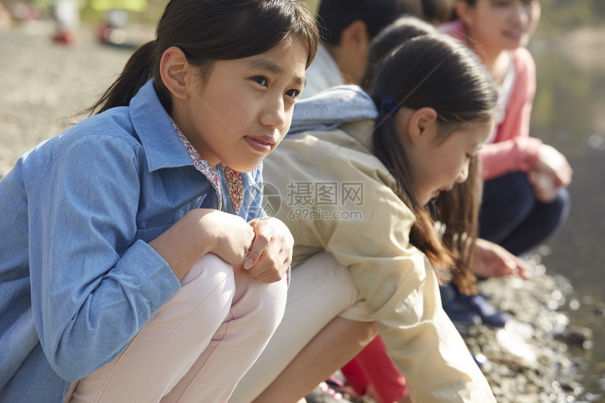 湖滨区少女小学生万达学校散步高清图片下载 正版图片502099412 摄图网