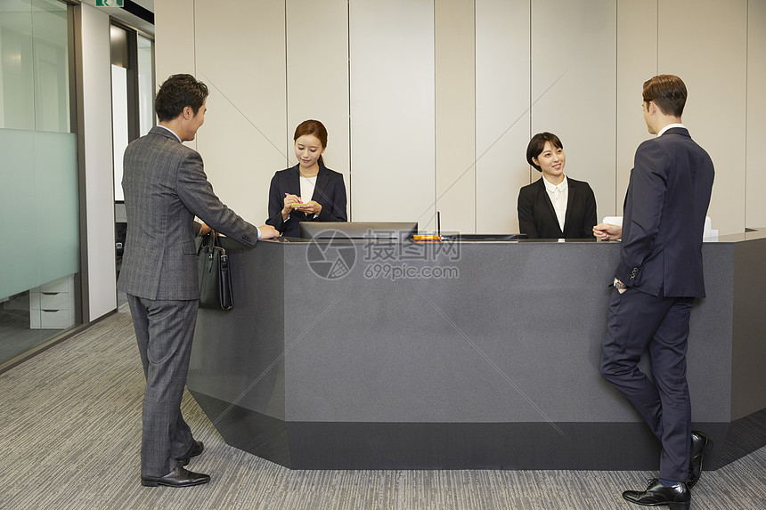 酒店前台员工接待商务男士高清图片下载-正版图片502110450-摄图网