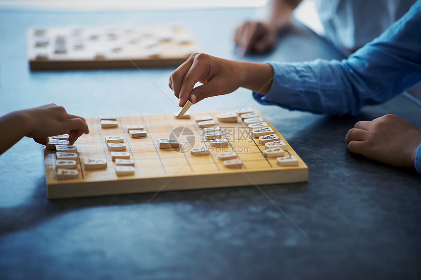 孩子们在玩棋盘游戏高清图片下载-正版图片502128375-摄图网