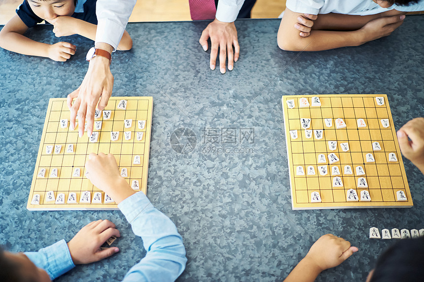 孩子们在玩棋盘游戏高清图片下载-正版图片502128378-摄图网