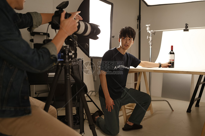 拍照学徒拍摄摄影师和助理高清图片下载-正版图片502133772-摄图网
