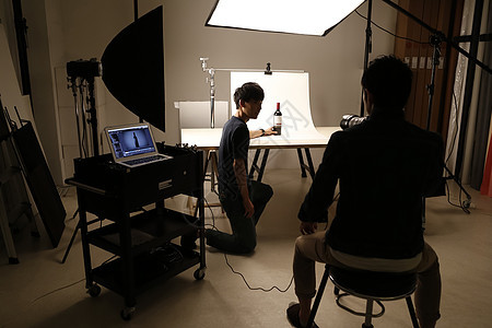 拍照学徒拍摄摄影师和助理高清图片下载-正版图片502133776-摄图网