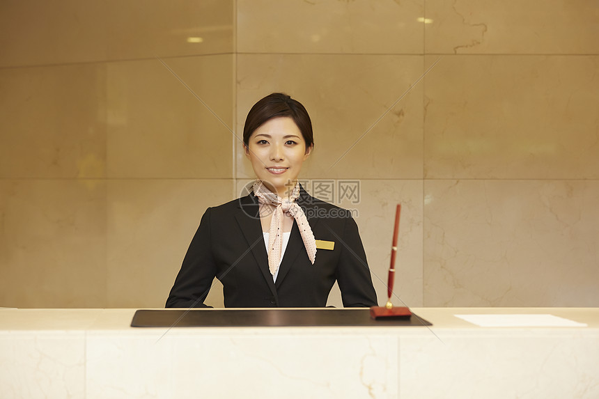 孤独的单人前台在酒店接待处工作的女人高清图片下载-正版图片502137252-摄图网