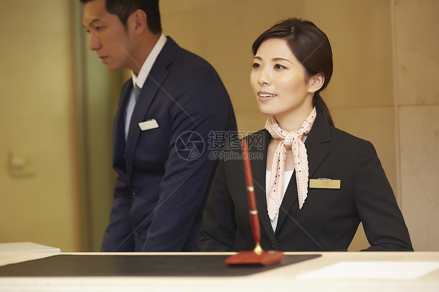 前台壮年户内在酒店接待处工作的女人高清图片下载-正版图片502137283-摄图网