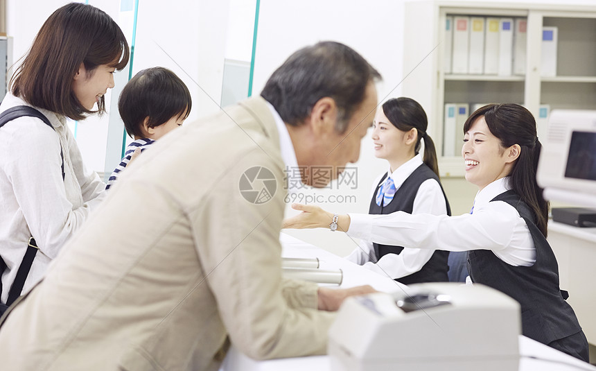 服务台的银行职员高清图片下载-正版图片502138556-摄图网