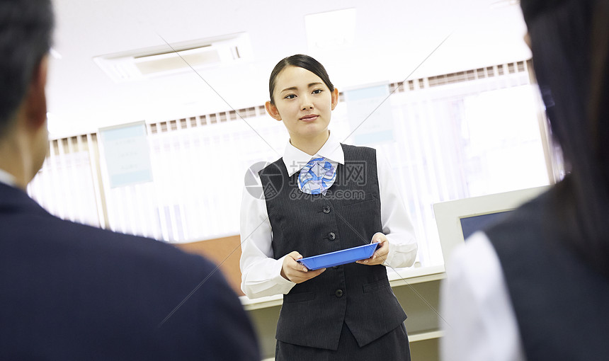 微笑服务的银行业务员高清图片下载-正版图片502138747-摄图网