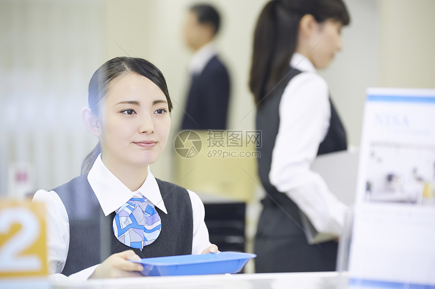 美丽微笑的银行职员高清图片下载-正版图片502138757-摄图网