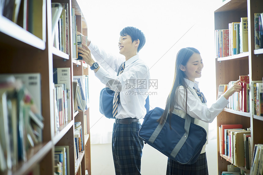 女士们女士双人图书馆里的学生高清图片下载-正版图片502155089-摄图网