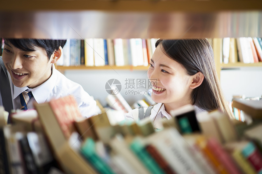 图书馆里的学生高清图片下载-正版图片502155415-摄图网