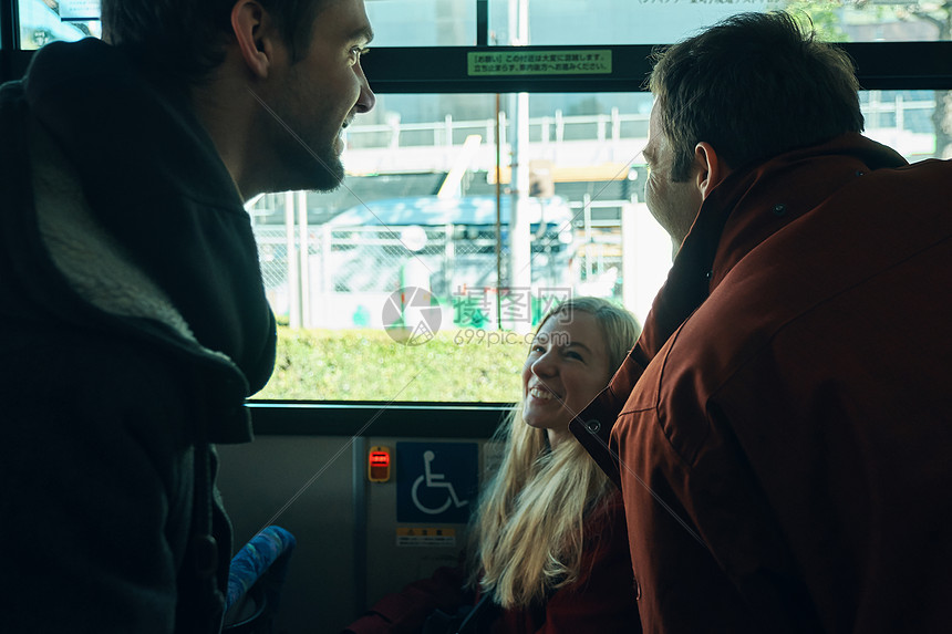 外国游客乘坐公共汽车高清图片下载-正版图片502186810-摄图网