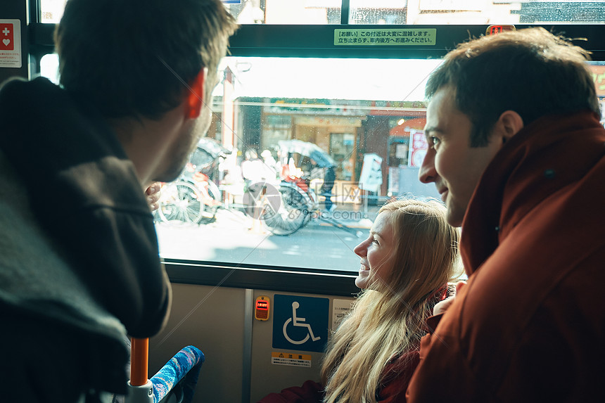 外国游客乘坐公共汽车高清图片下载-正版图片502186830-摄图网