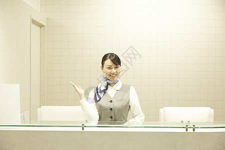 在酒店前台的商务男士高清图片下载-正版图片502188524-摄图网