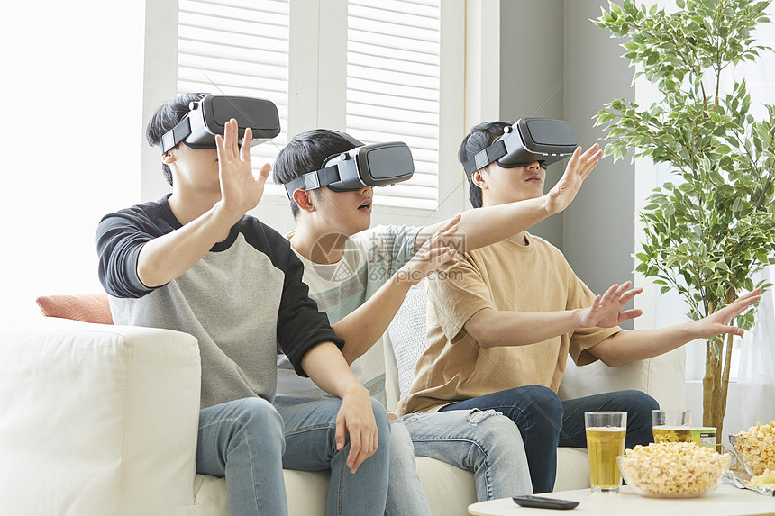 好哥们一起在客厅玩VR游戏高清图片下载-正版图片502204048-摄图网