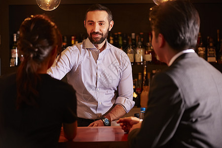 酒吧里的外国调酒师给客人调酒高清图片下载-正版图片502208933-摄图网