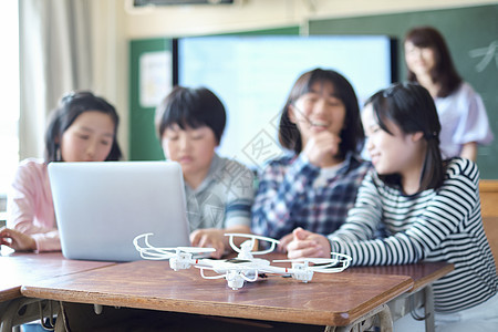 电脑女学习小学it教育课风景高清图片下载-正版图片502221978-摄图网