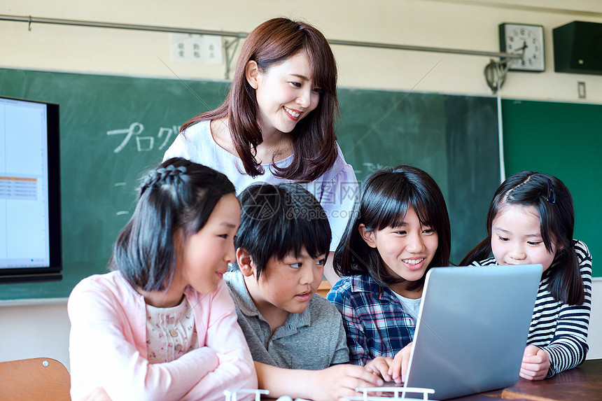 教训便携电脑操作小学it教育课风景高清图片下载-正版图片502221996-摄图网