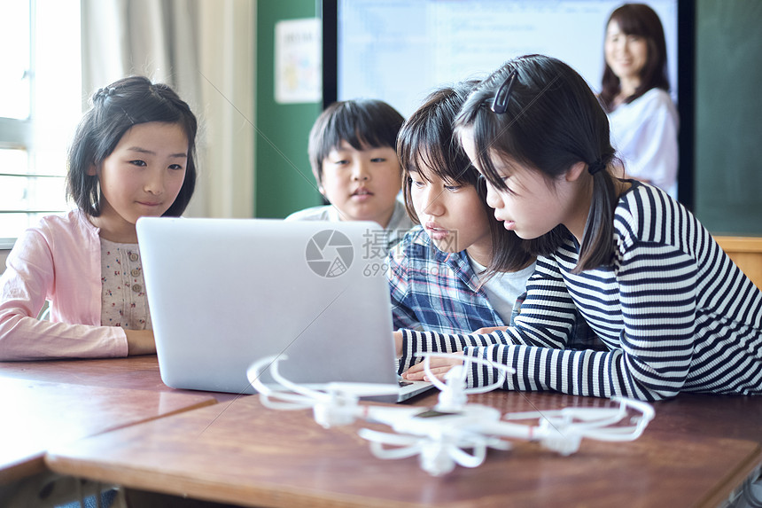 上电脑课的小朋友高清图片下载-正版图片502222000-摄图网