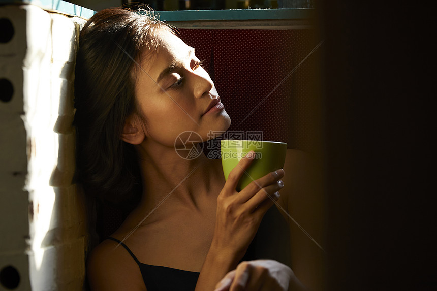 捧着咖啡的年轻女子高清图片下载 正版图片502243539 摄图网