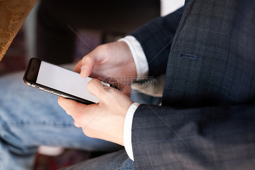 看智能手机的人高清图片下载-正版图片502261957-摄图网
