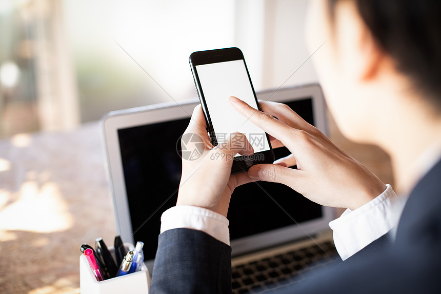 看智能手机的人高清图片下载-正版图片502262340-摄图网