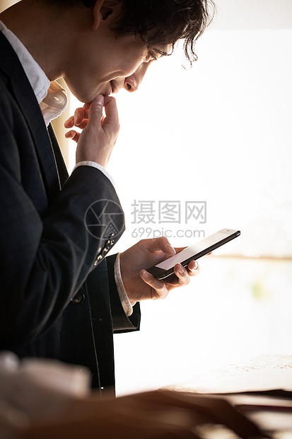 看智能手机的人高清图片下载-正版图片502262592-摄图网