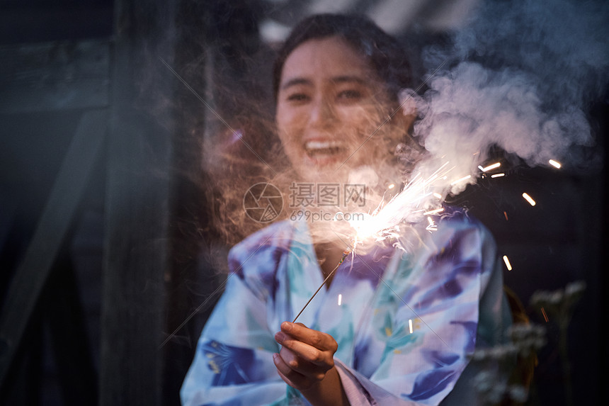 手拿烟花的和服美女高清图片下载-正版图片502266349-摄图网