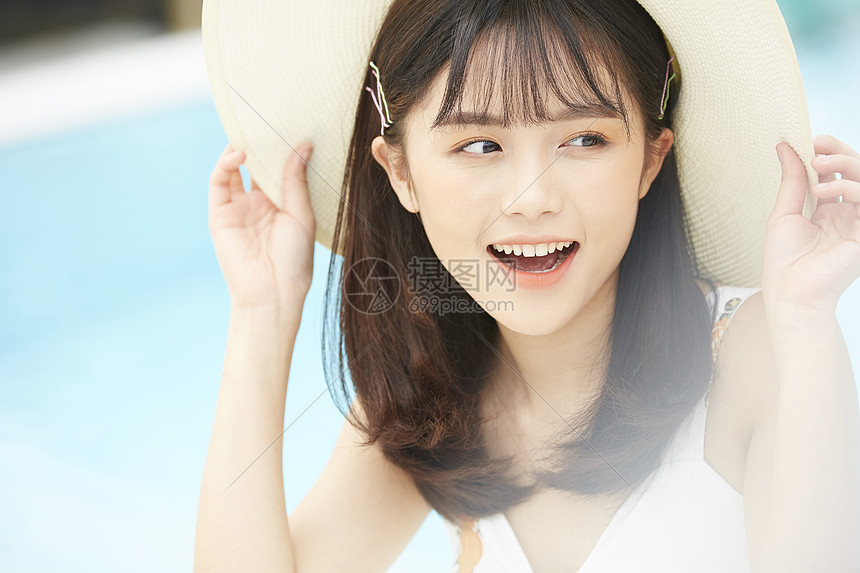 度假村的美丽可爱女生高清图片下载-正版图片502269782-摄图网
