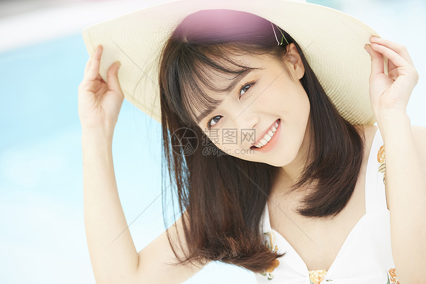 度假村的美丽可爱女生高清图片下载-正版图片502269793-摄图网